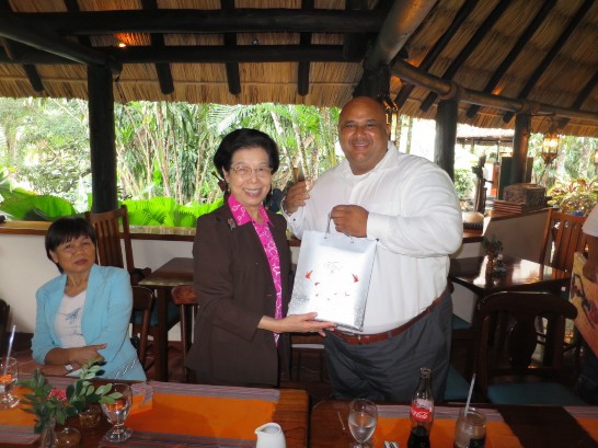 張院長致贈Michael Peyrefitte禮品