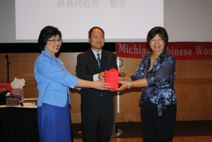 Director Lin of TECO in Chicago witness the pr... - Taipei Economic and ...