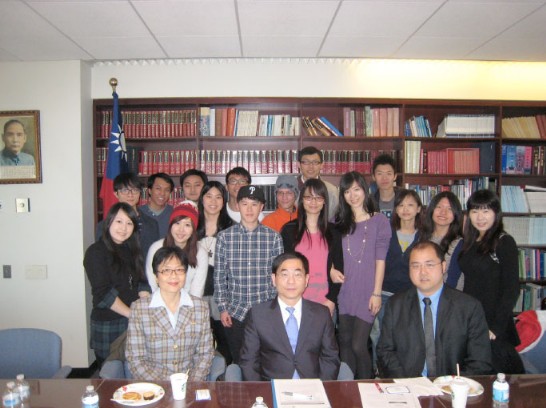 General Baushuan Ger and Director Kuo Chen Chen with students and speaker