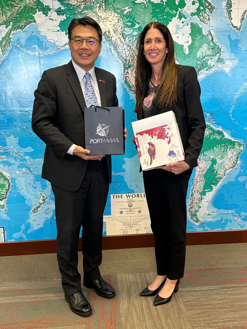 Director General Chou, joined by Director and CEO Webb（right）.