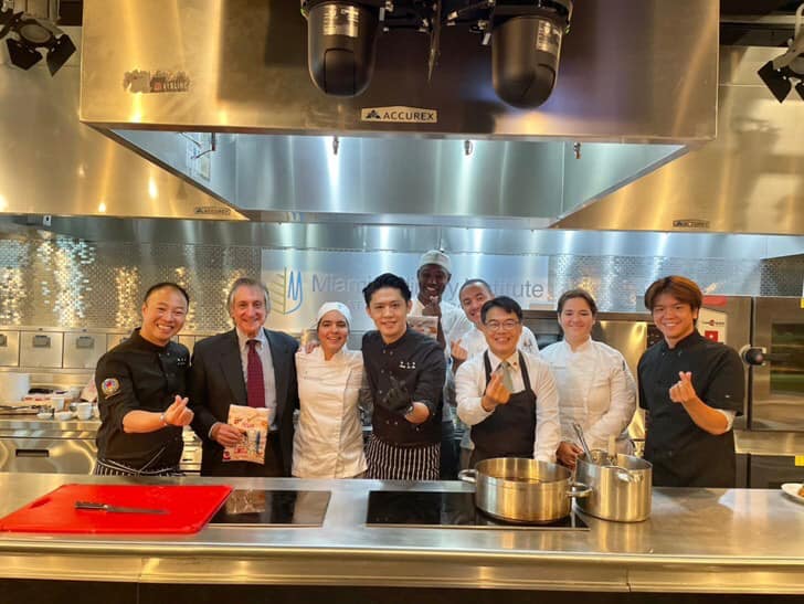 Chef Lu (1st from the left), Chef Chang (4th from the left), joined by ...