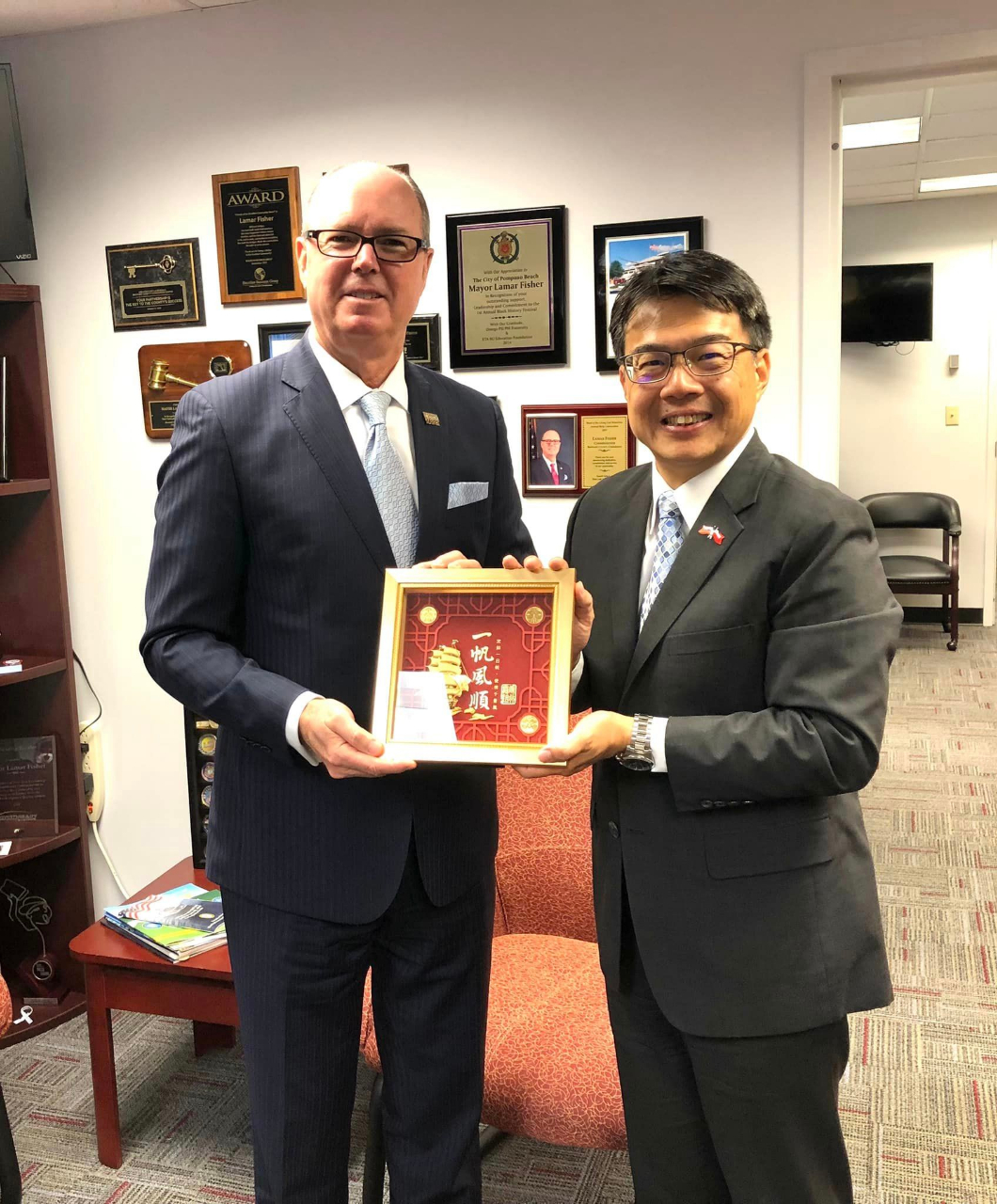 Director General Chou presented a gift to Mayor Fisher.