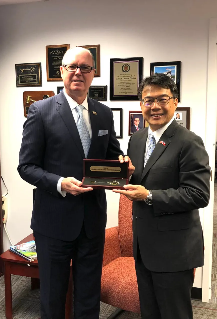Director General Chou met with Broward County Mayor Lamar Fisher to ...