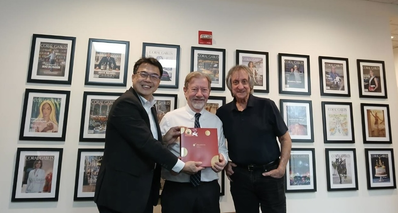 On September 11, DG Chou visited Richard Roffman, the publisher of ...