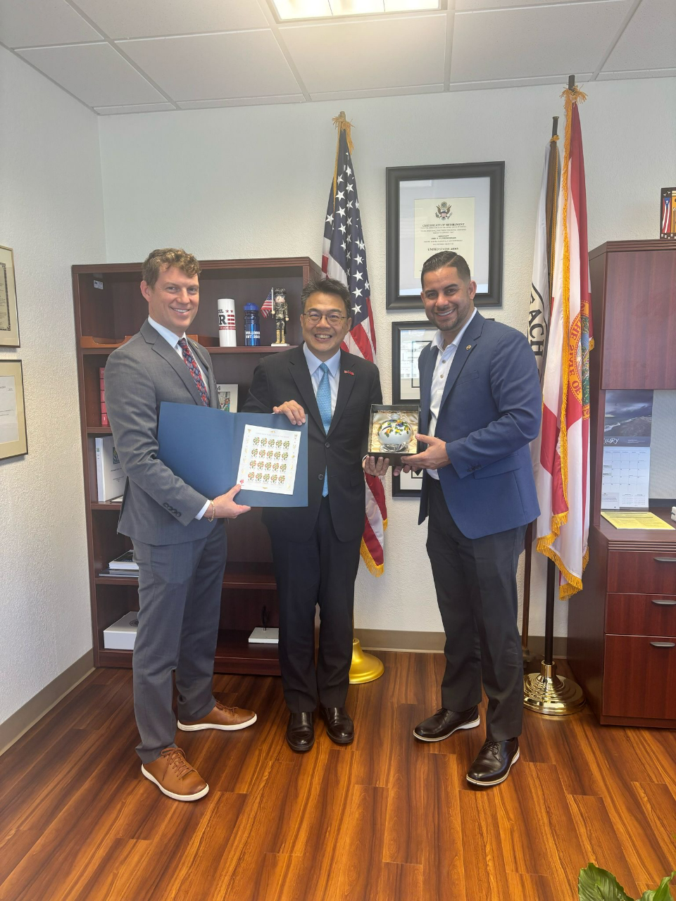 周處長與Joel Flores郡議員(右一)合影