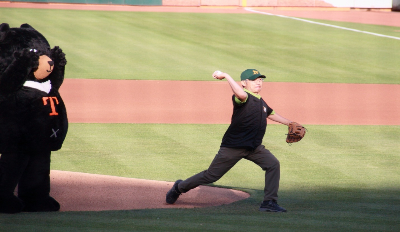 TECO Chief Scott Lai threw the first pitch on ... - Taipei Economic and Cultural Office in San ...