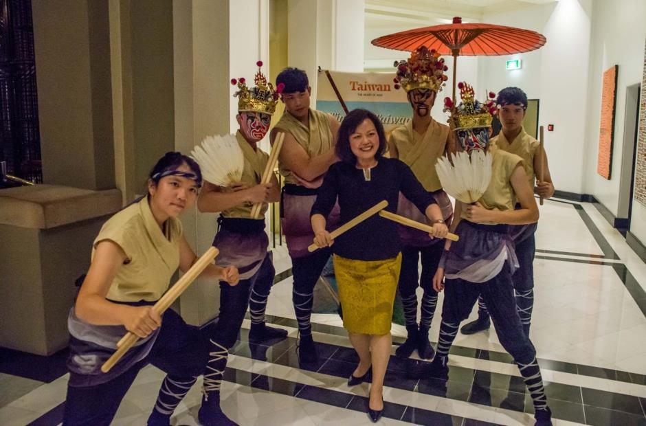 Our public consular service hours are from 9:00-14:00 (new application ...