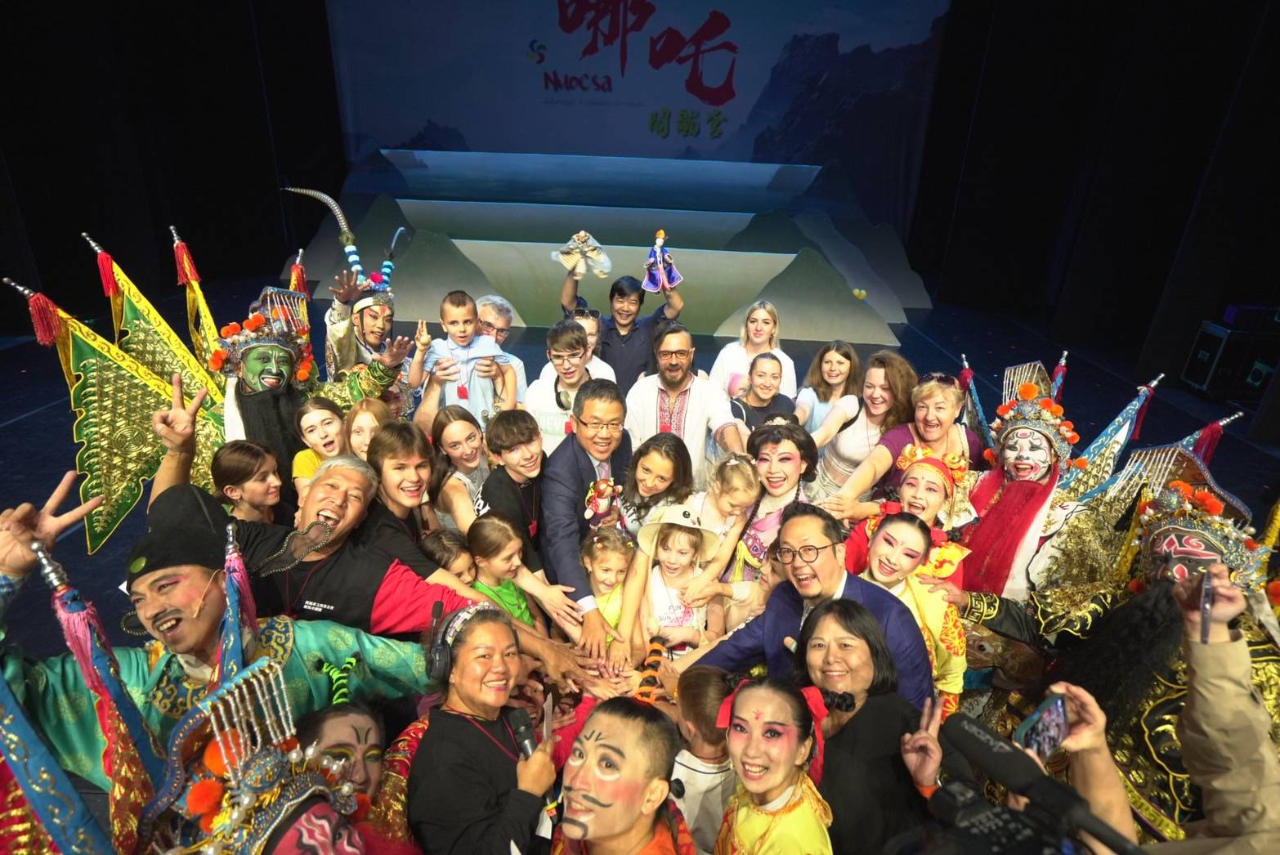 A tajvani kormány nevében Liu, Shih chung nagykövet aláírta a ...