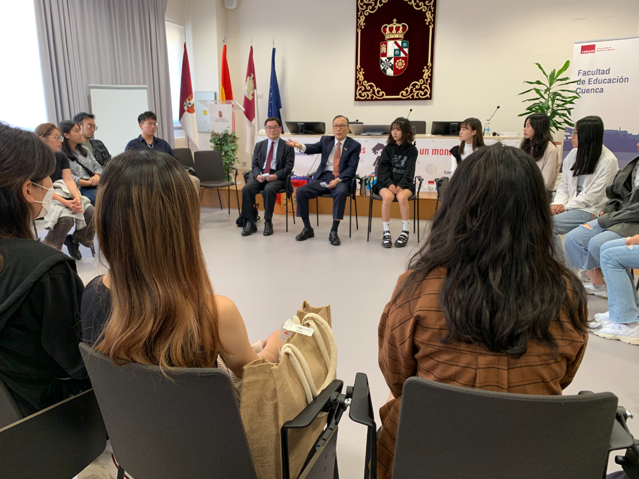 El Emb. Liu inaugura en Cuenca el Curso de Len... - Oficina Económica y ...