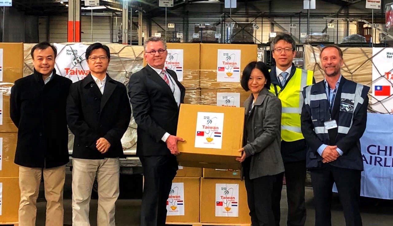 Representative Hsin-Hsin Chen presents face ma... - Taipei ...