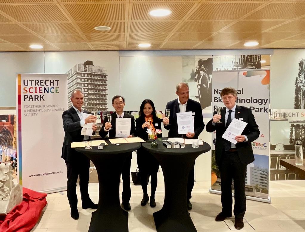 Representative Chen Hsin-Hsin witnesses the signing ceremony of the MOU ...