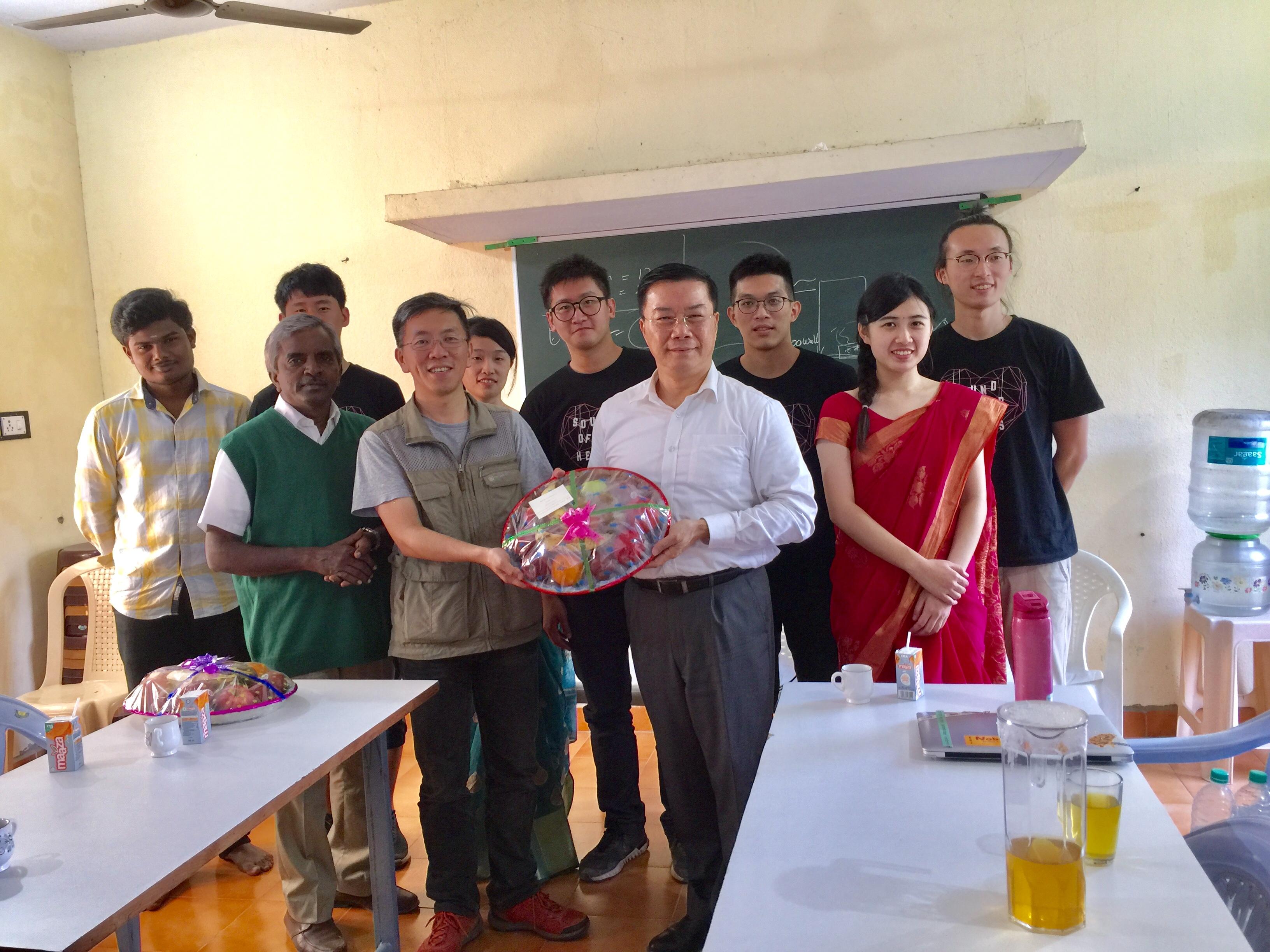 駐清奈辦事處李朝成處長前往名聞國際的庫坦巴坎模範村(Kuthambakam Village)，拜會創辦人依蘭戈博士(Dr. R. Elango ...