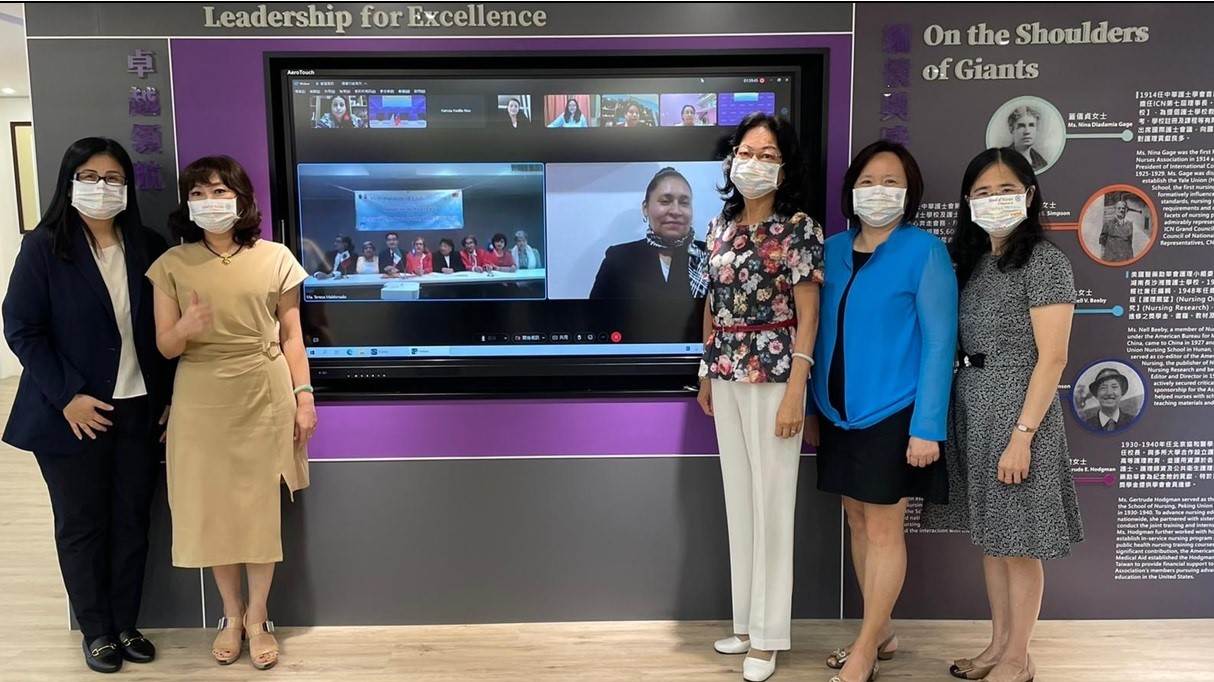 TWNA出席成員與「墨西哥聯邦護理學會」（FEMCE）出席成員、鄭公使正勇及墨參院副議長Ana Rivera（螢幕右方著黑衣者）線上合影。