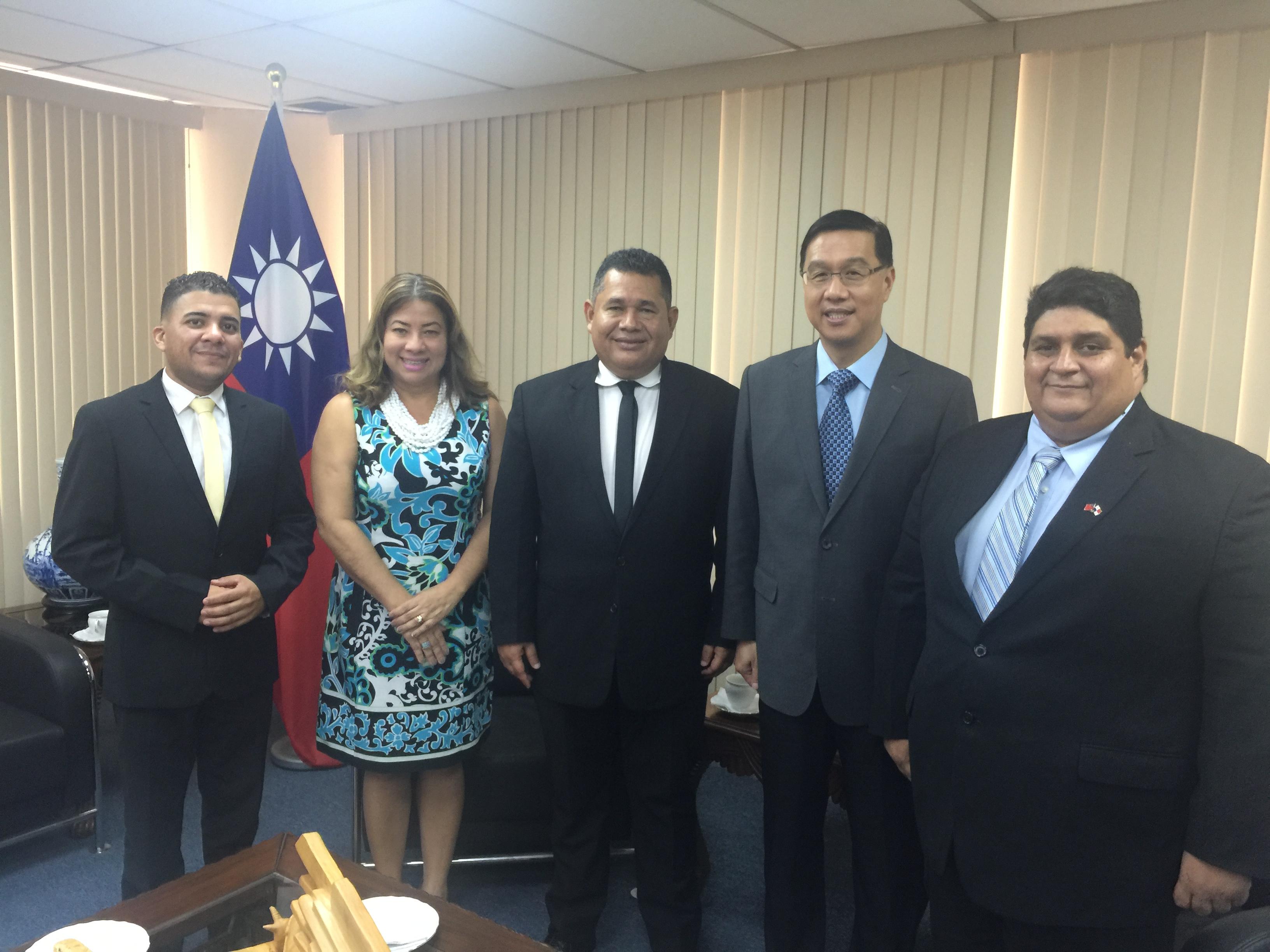 巴拿馬大學Azuero分校校長Leonardo Enrique Collado拜會中華民國駐... - 中華民國駐巴拿馬共和國大使館 ...