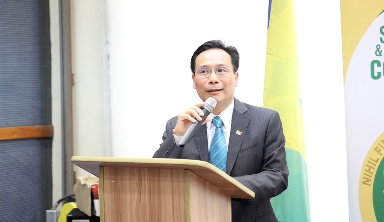 聖國總理府高暨技職辦公室首席技術官Dixton Findlay、社區學院院長Nigel Scott、聖國人事總處訓練處長 Lou-Ann ...