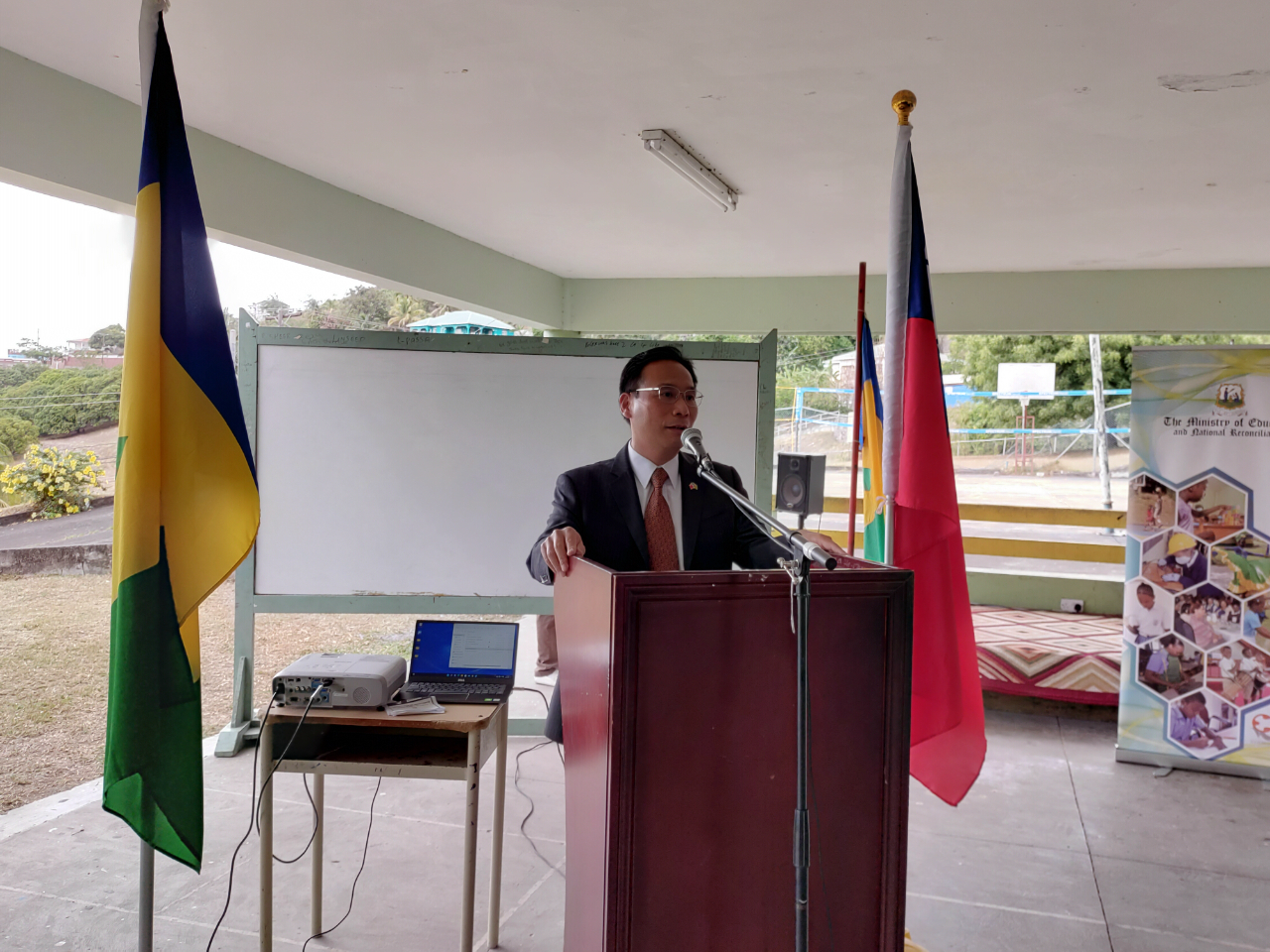 Ambassador Peter Sha-Li LAN Presents Taiwan Bu... - Embassy of the ...