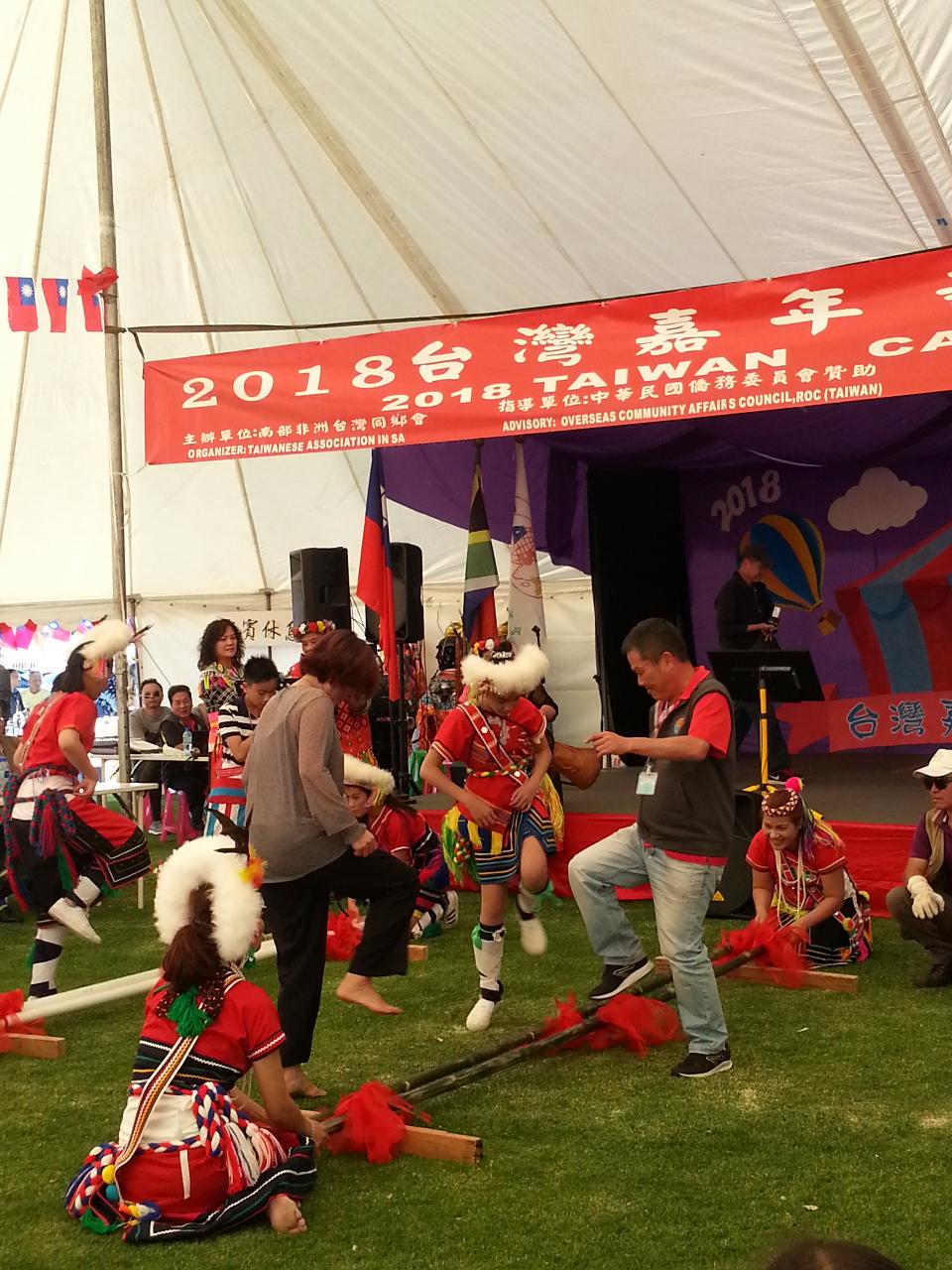 The Aboriginal Taiwanese dancers get spectators involved in a bamboo ...