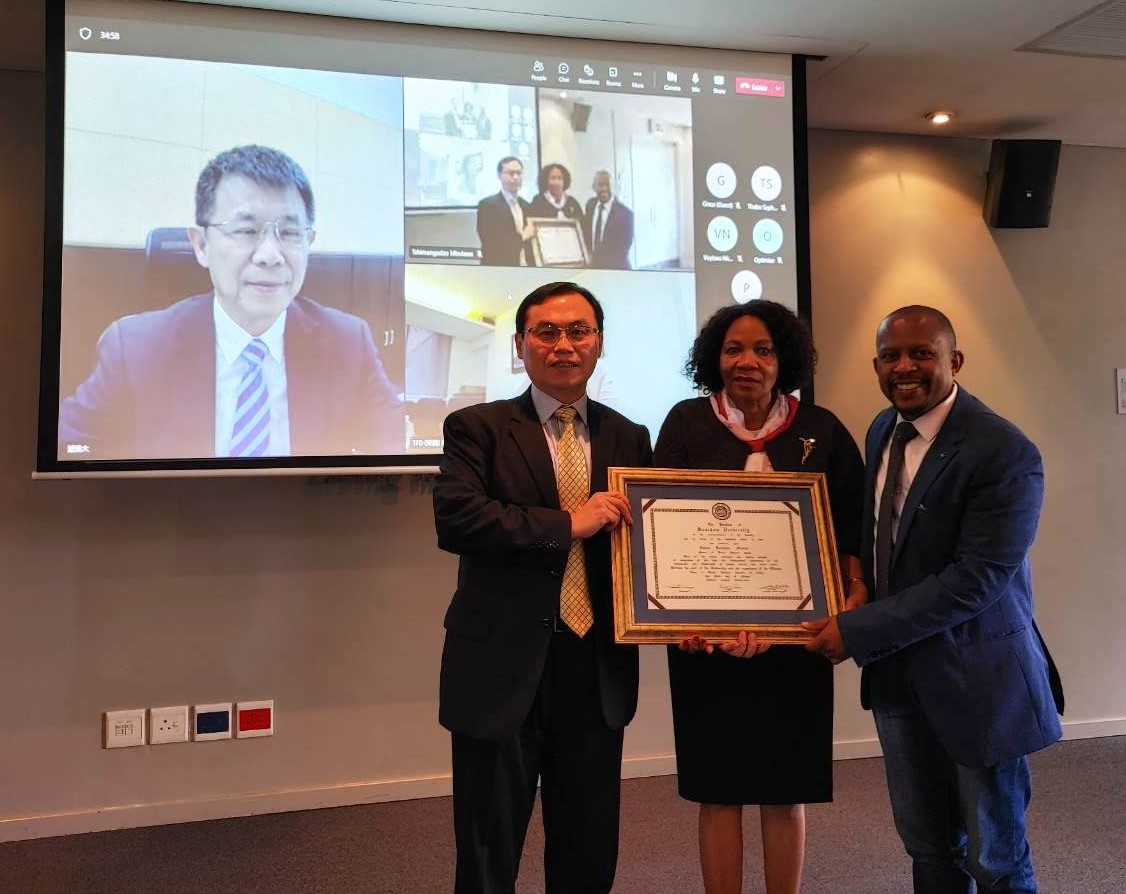 Representative Anthony Ho handed over the docu... - Taipei Liaison ...