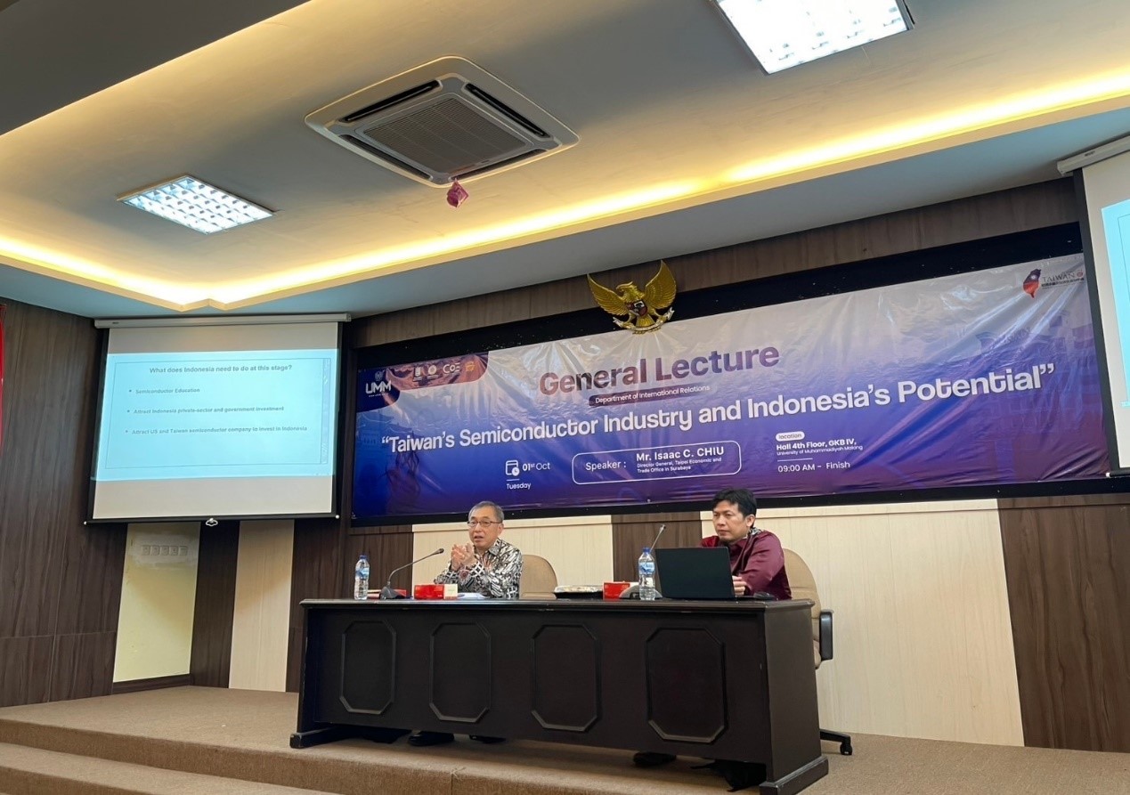 Director General Isaac Chiu gave a lecture after being introduced by Mr ...