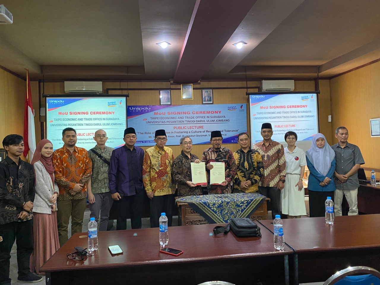 Director General TETO Surabaya Mr. Isaac Chiu memberikan kuliah umum ...