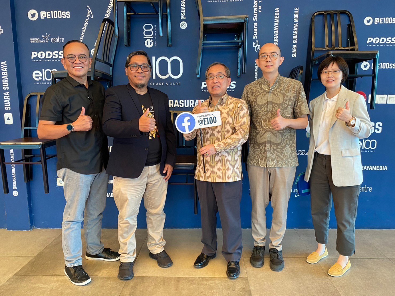 Director General TETO Surabaya Pak Isaac Chiu dan staff foto bersama ...