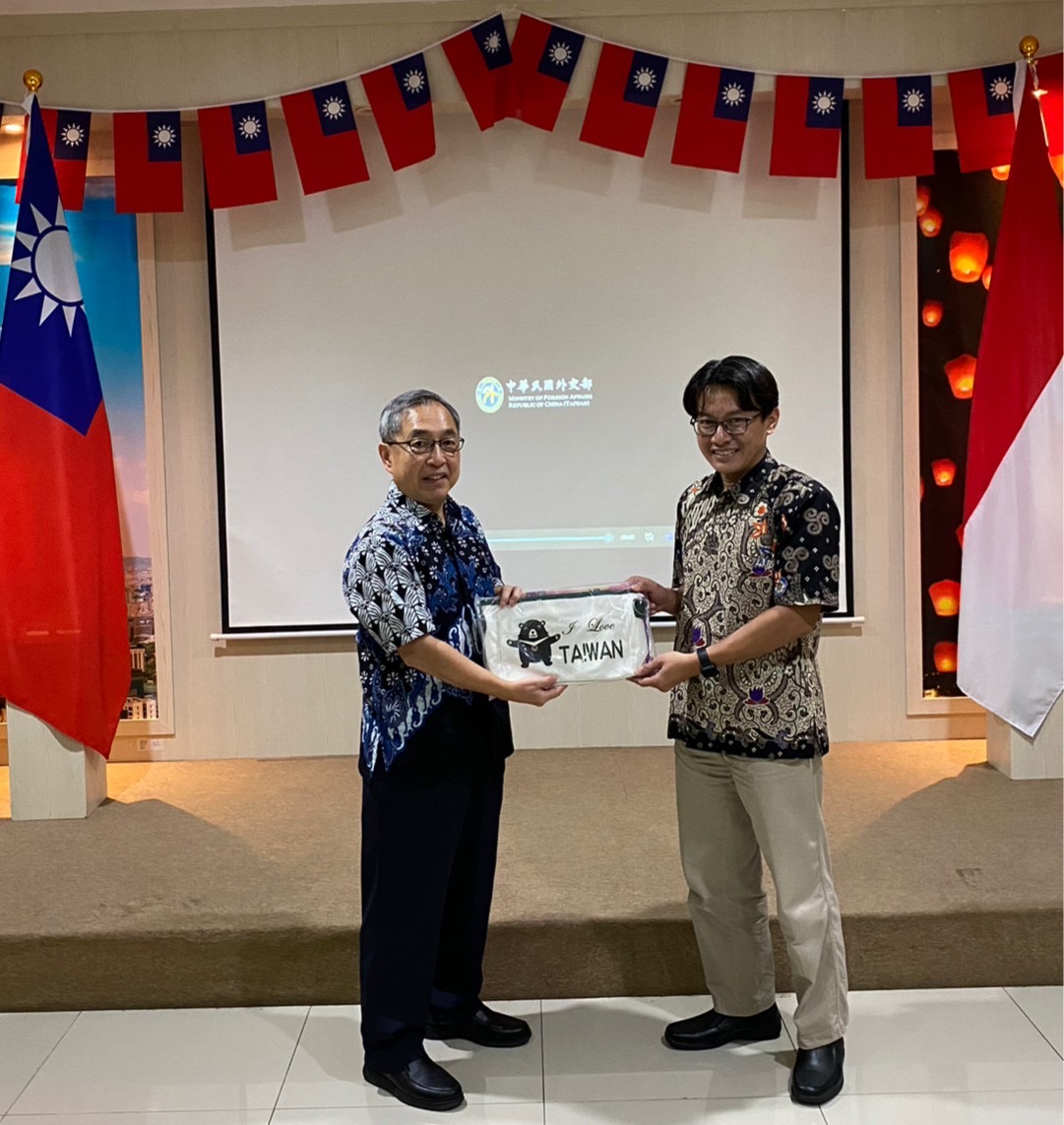 Director General Isaac Chiu Menyerahkan Suvenir Kepada Profesor Safril ...