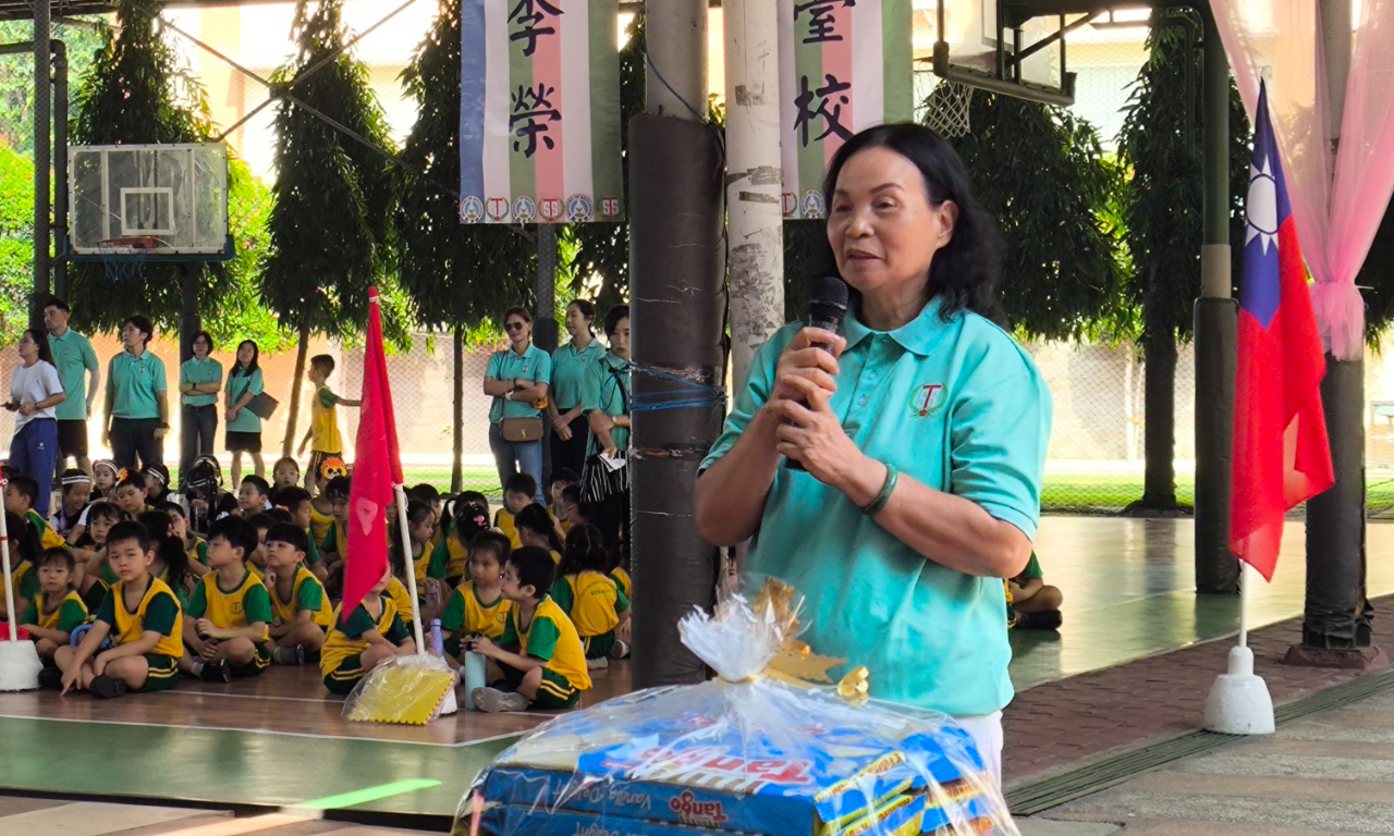 Komisari Chen Li-Hua memberikan kata sambutan - 駐泗水臺北經濟貿易辦事處