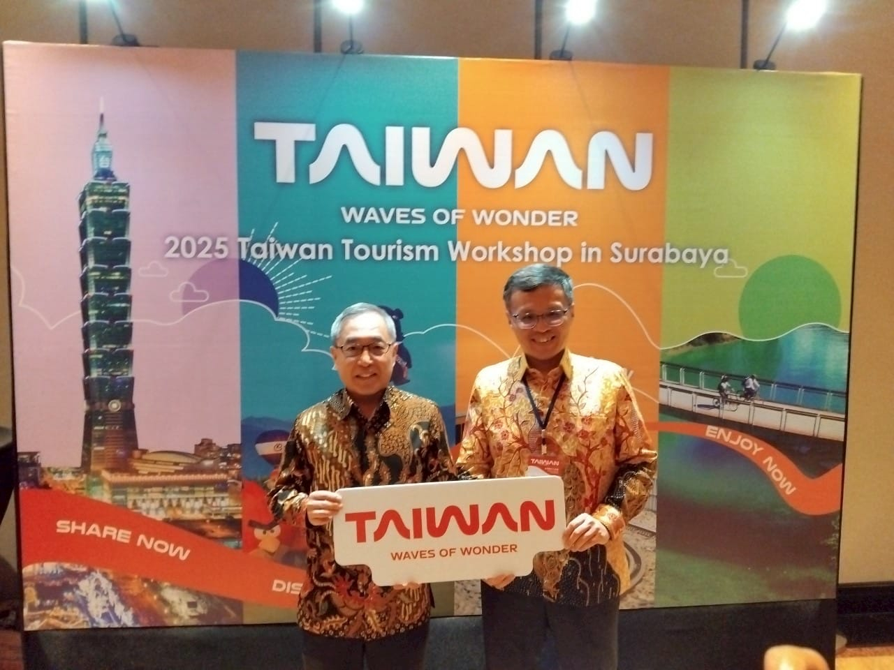 Director General TETO Surabaya Isaac Chiu bersama Director of Taiwan Tourism Information Center ...