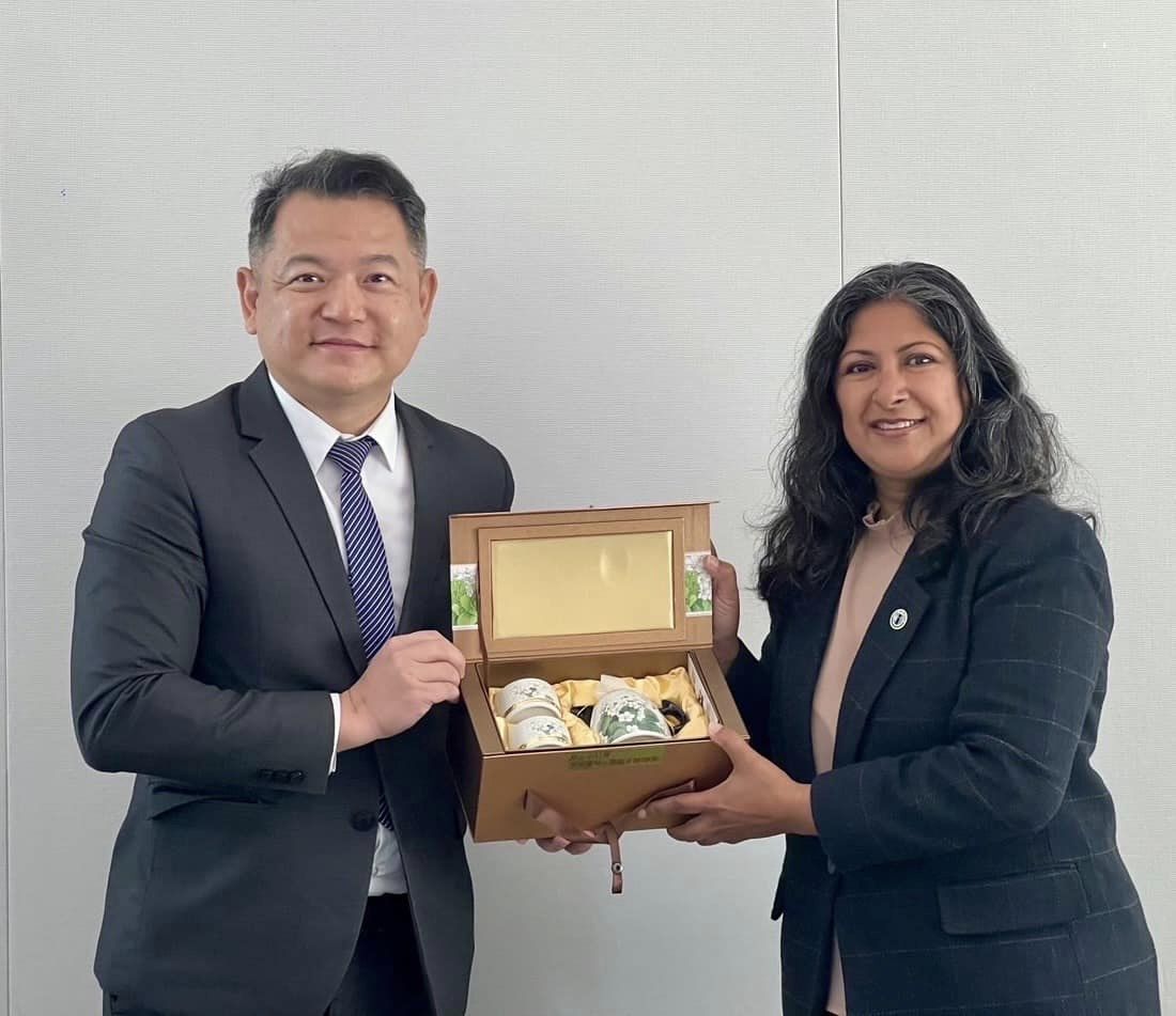 紀欽耀處長拜會爾灣市長法拉. 汗（Farrah N. Khan)，致贈台灣茶具組。