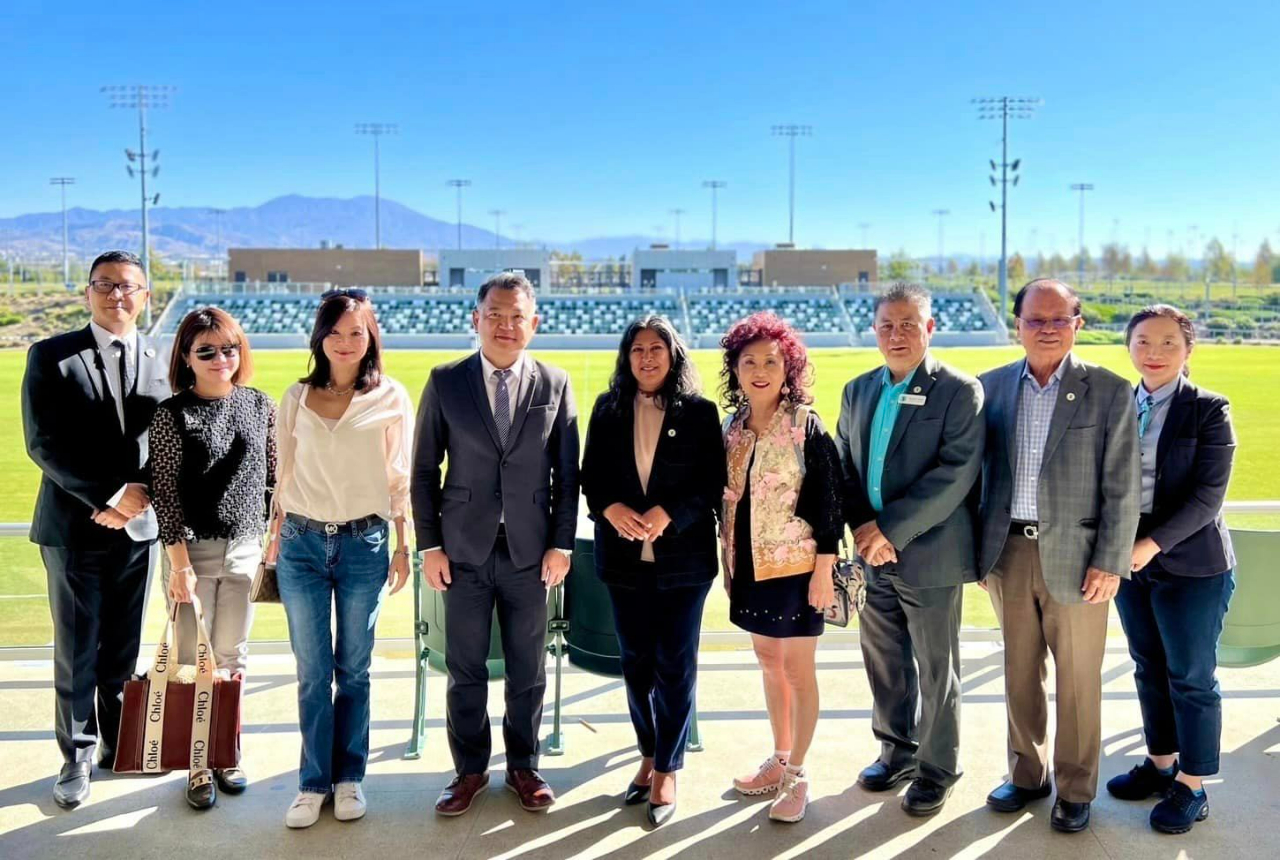 爾灣市長Farrah N. Khan 陪同紀欽耀處長夫婦一行參訪大公園足球場合影。左起：汪蔚興僑務顧問、橙僑中心蕭蓓如主任、紀處長夫婦 ...