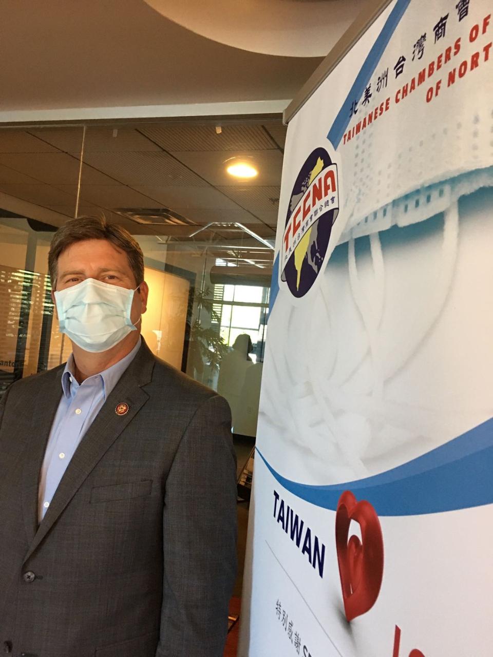 Congressman Greg Stanton witnessed the donatio... - Taipei Economic and ...