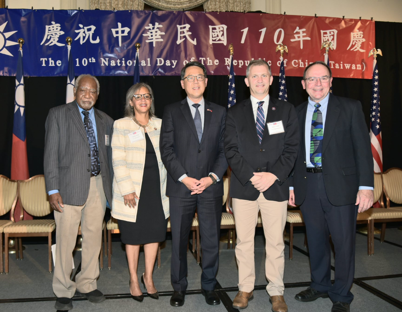 聯邦眾議員Danny Davis(左1), Robin Kelly(左2), Sean Casten(右2), Tom Tiffany (右1)