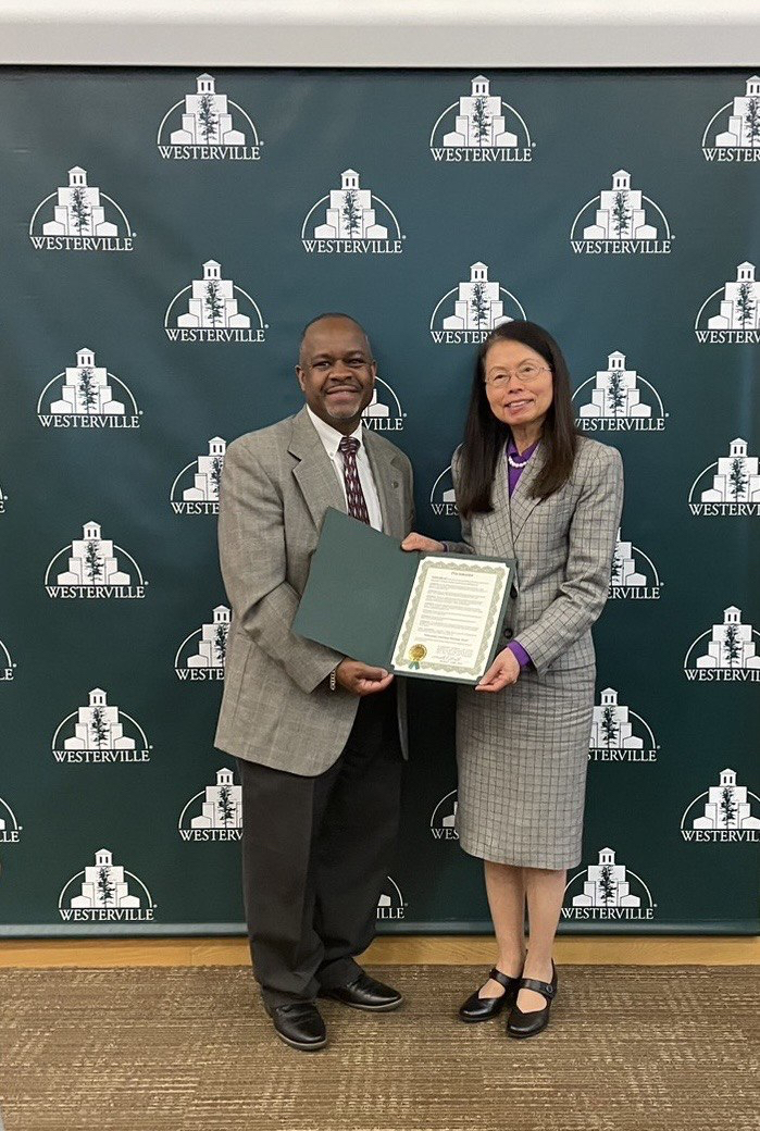 圖三：臺灣人公共事務會俄亥俄州中部分會會長何玉時代表接受俄州威斯特維爾市市長Kenneth Wright頒贈宣言。