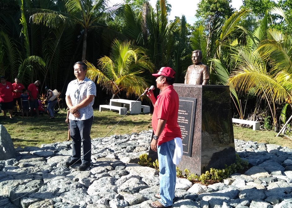 Family Unveils Statue of Palau Late President ... - Embassy of the ...