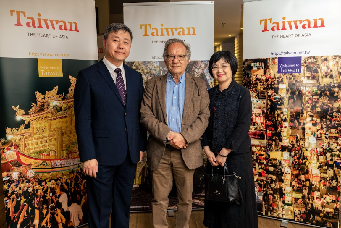 Le Consul Général Amb. Cheng-Hong SHEN et son épouse au côté du Consul ...