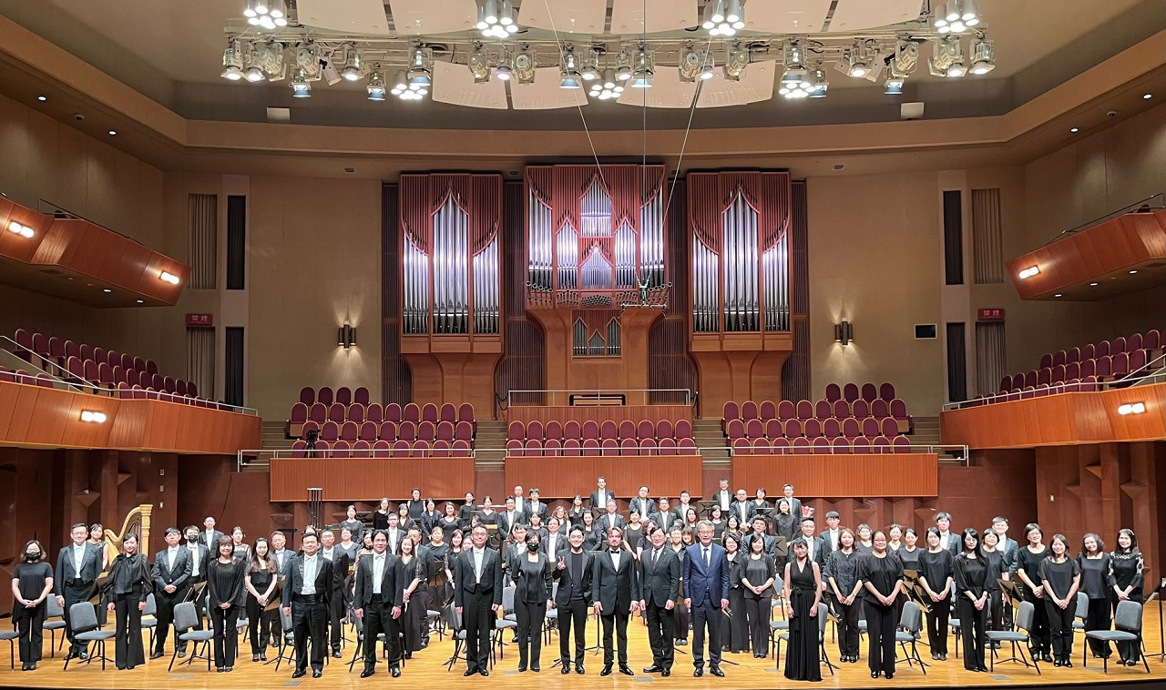 20231019-1_駐大阪辦事處洪英傑處長與國立臺灣交響樂團NTSO全體團員合影