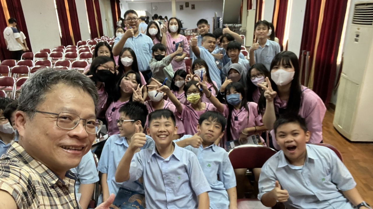 11.陳永森校長與同學開心合拍