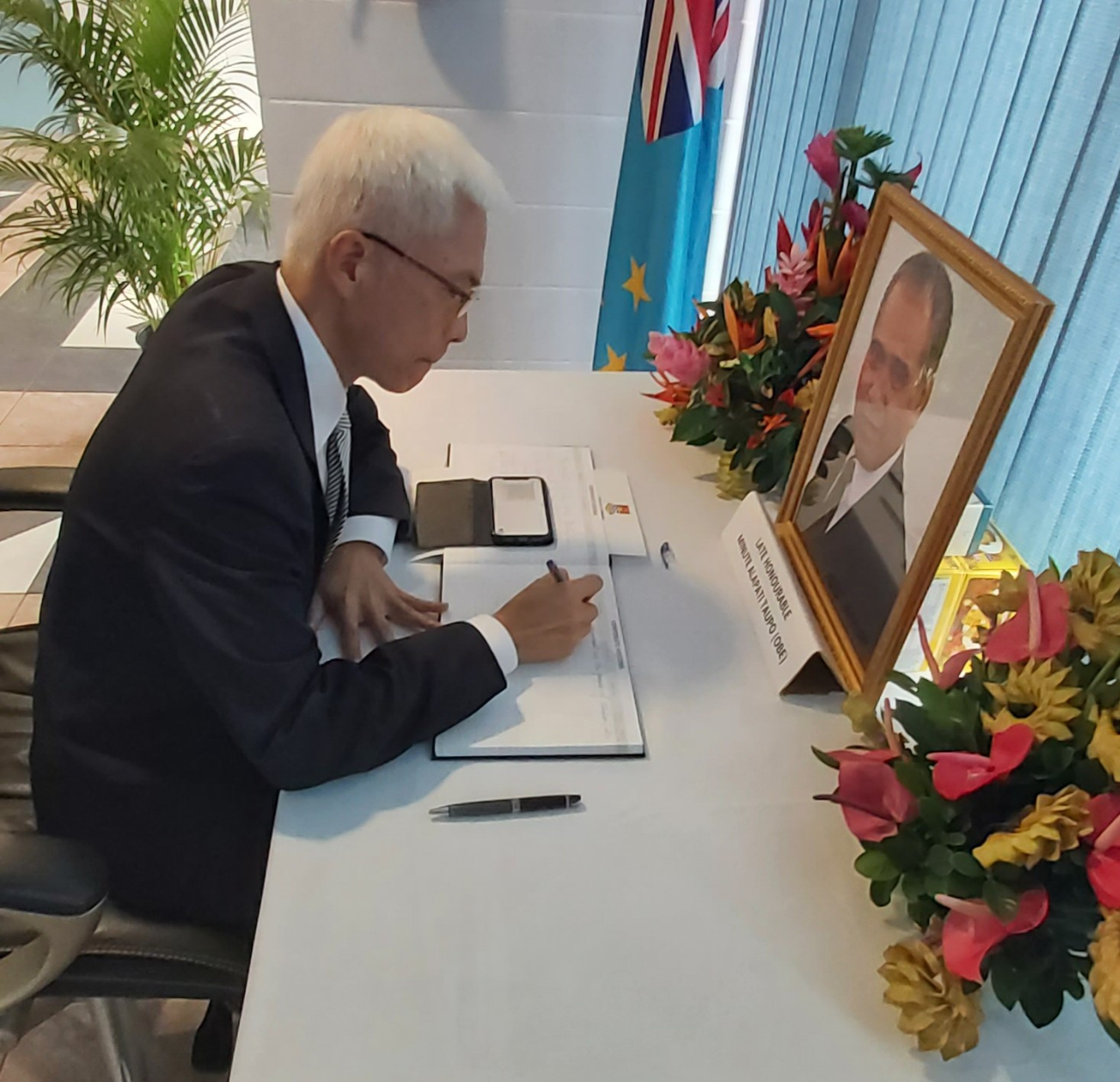 Representative Joseph Chow to pay respects and... - Taipei Trade Office ...