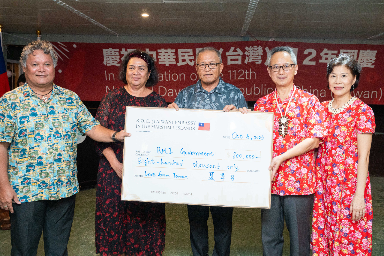 此外，為了展現多元的台灣文化，酒會亦提供了台式小吃如滷肉飯、貢丸湯和炒麵，更展示台灣獨有的竹編担仔麵攤位。本地僑胞和館員的精彩表演 ...