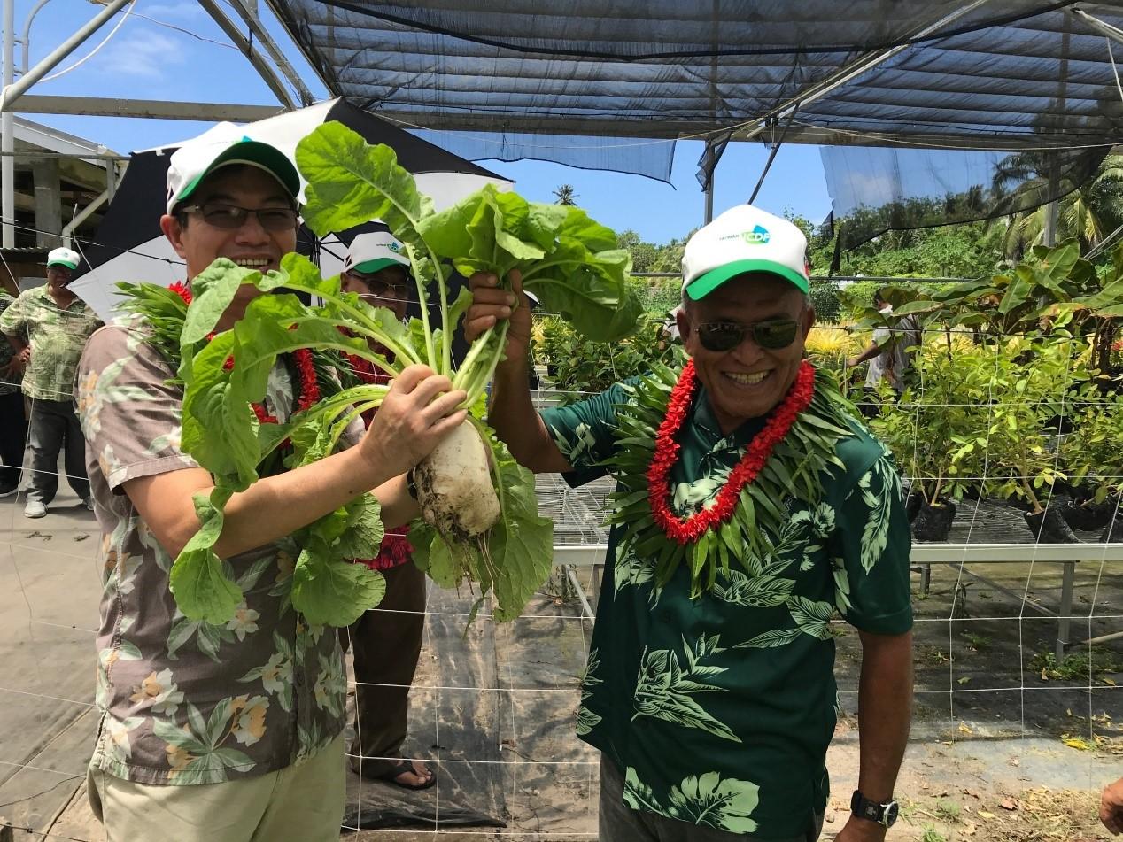 President David Kabua and Amb. Hsiao holding fresh produce