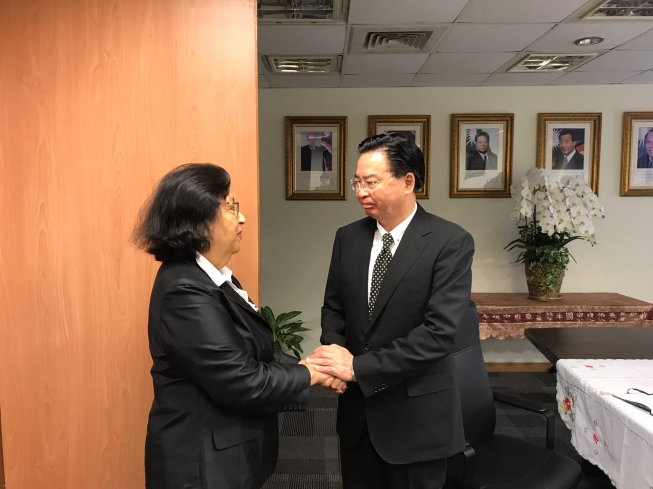 Foreign Minister Wu visited RMI Embassy in Tai... - Embassy of the ...