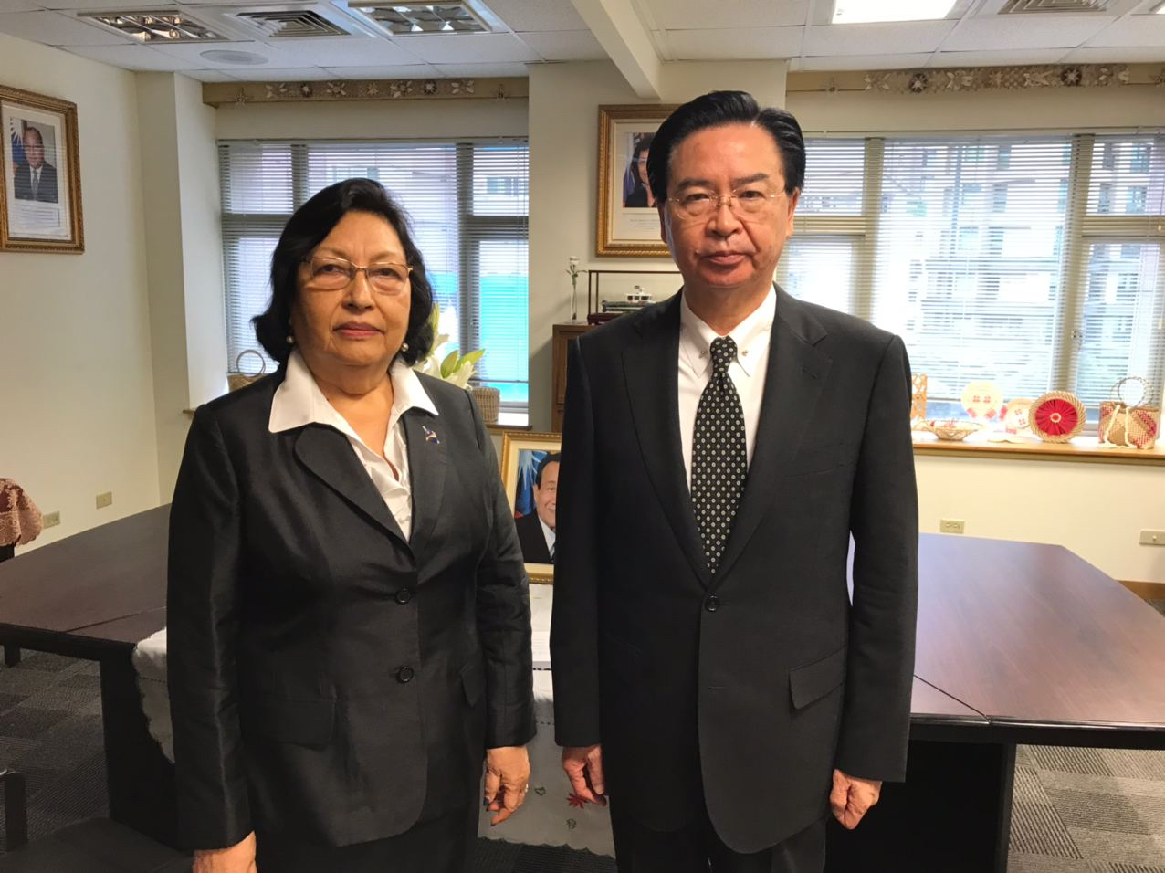 Foreign Minister Wu visited RMI Embassy in Tai... - Embassy of the ...