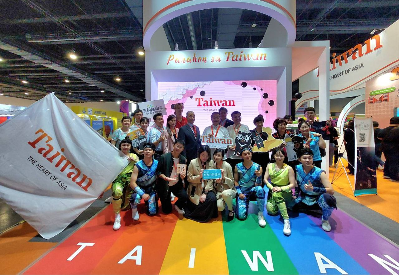 Amb. Chow posed for a photo with the Taiwan tourism promotion ...