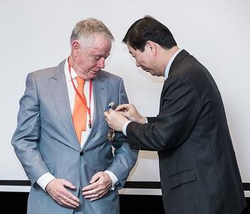 Representative Charng awards the Friend of Foreign Service Medal to ...