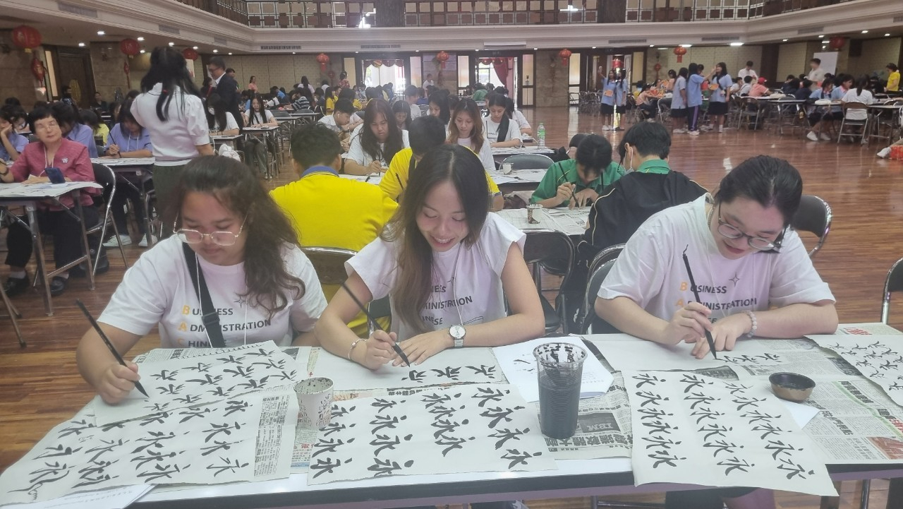 Students participate in cultural classes - writing Chinese calligraphy